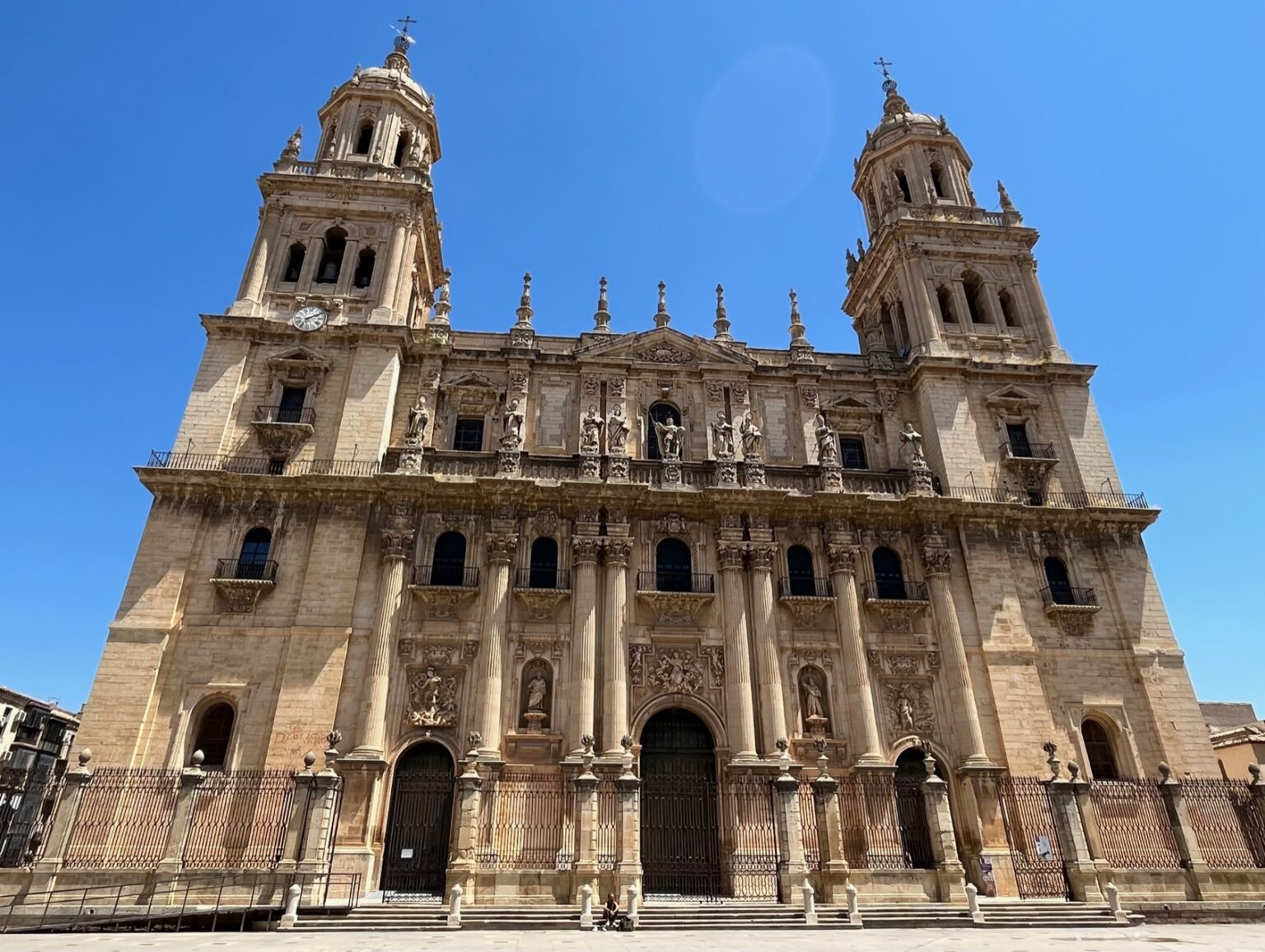 Elogio de Vandelvira, con Eufrasio de Rojas de fondo – Pateando el mundo